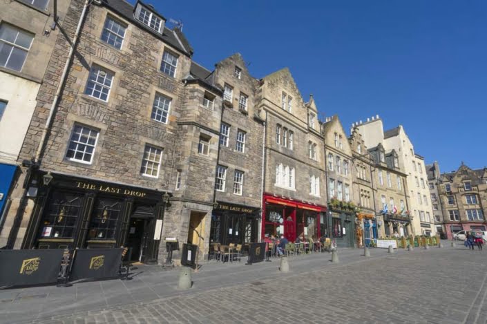 Best pubs in Edinburgh Old Town - Big Sky Campers